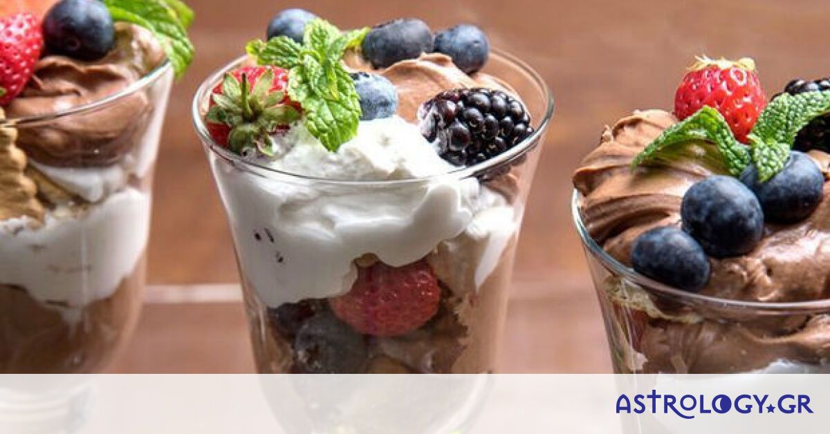 Συνταγή για trifle με μούρα από τον Άκη Πετρετζίκη - Astrology.gr
